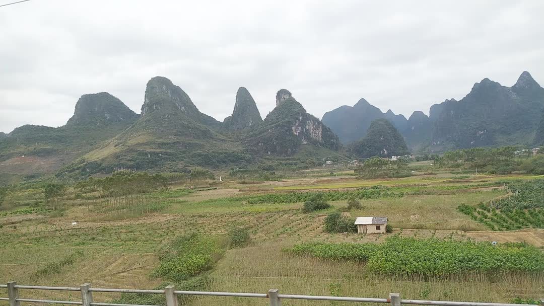 广西桂林去往南宁的火车上拍摄旅途中的风景,这山也太奇怪了吧!