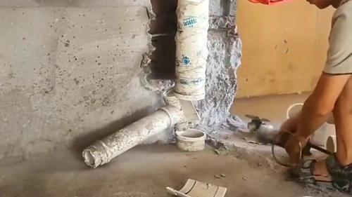 厨房下水管主管入墙，老师傅这施工的手艺还不错，看看有没有比他更快的？