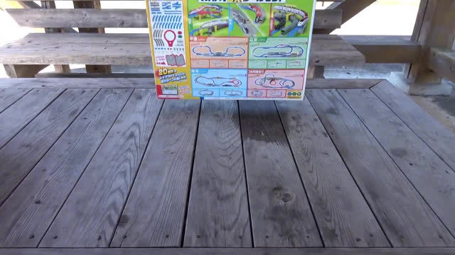 电动小火车快速在轨道上跑,非常吸引孩子注意力