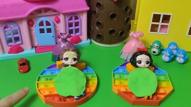 ...b>撒谎拿走了白雪的被子儿童玩具故事玩具动画...