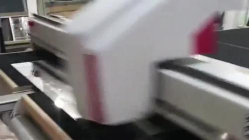 这割玻璃的机器厉害了,一下一个圆就出来了玻璃,科技的发展越来越快了!