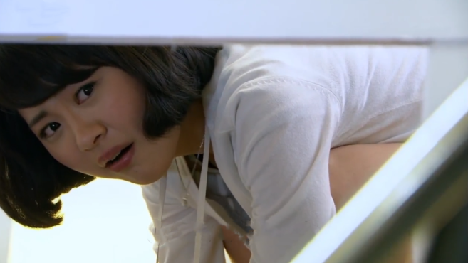 会议室开会,女职员弯腰去捡掉落的笔记本,竟发现上司惊人秘密!