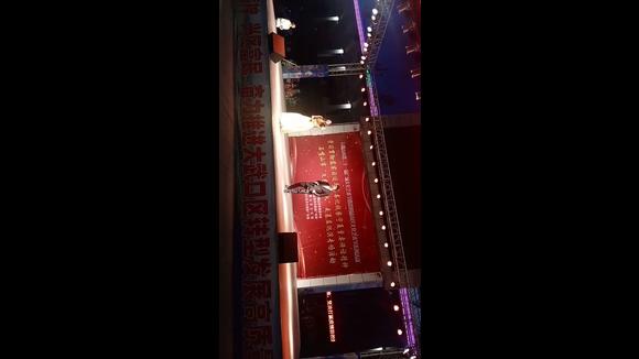 我的演艺团队的歌手正在演唱小区微信群