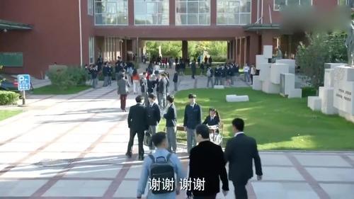 学校开家长会,竟是这三位男同学迎接,瞬间吸引女学生的眼球啊!