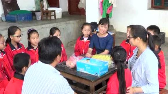 县一小微视频:阳光下的留守花