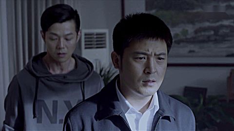 新任书记打扫卫生,碰见乡长在会议室呼呼大睡,转眼看见麻将桌