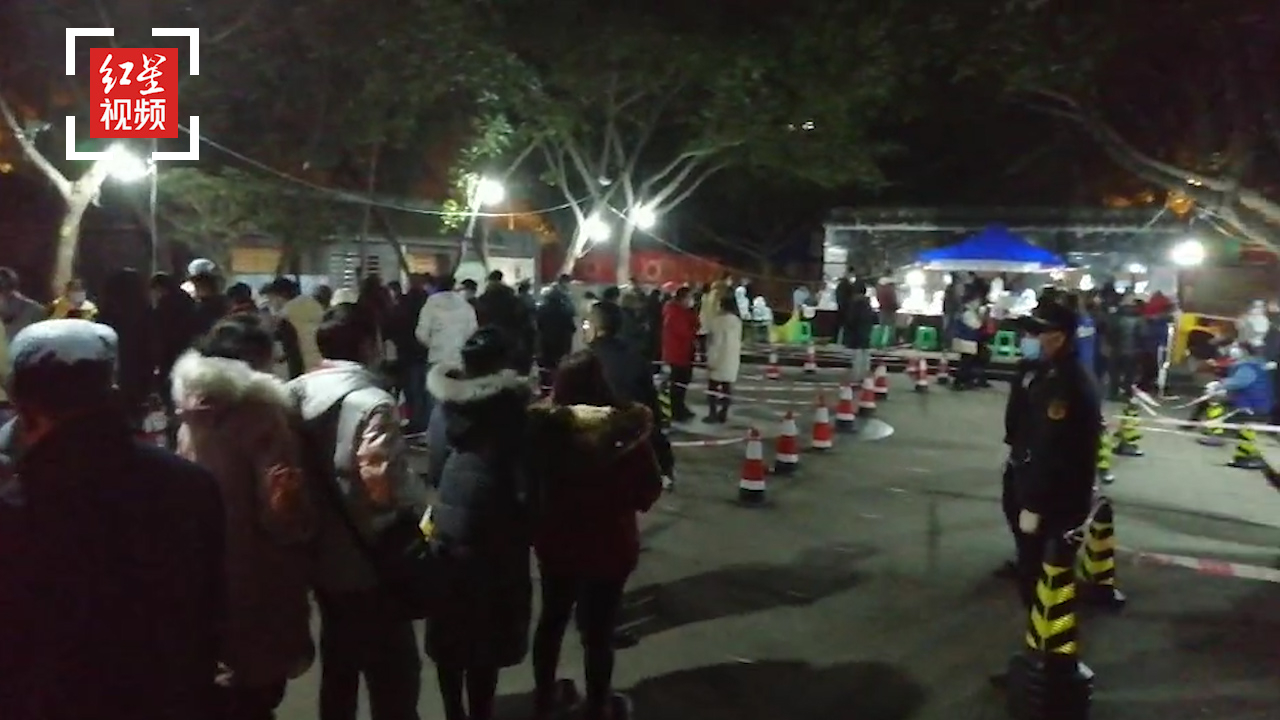 现场直击:成都核酸检测点通宵采样 市民有序排队分批进场