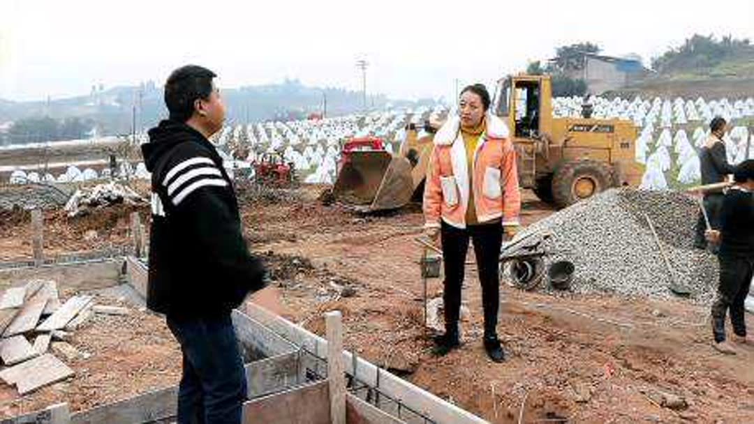 小姐妹家的房子开始制作地圈梁了,幺妹儿也来学技术