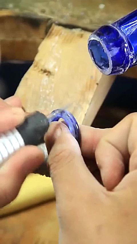 用玻璃瓶口做成的“翡翠戒指”,岳母看见后彩礼钱都不要了!