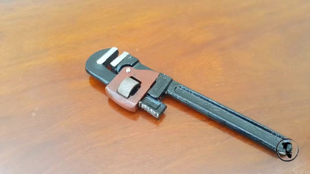 看机械大师如何仿古管钳修复?