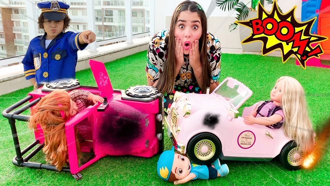 糟糕!芭比娃娃车子咋碰撞了呢?为何警察小正太很生气的样子?