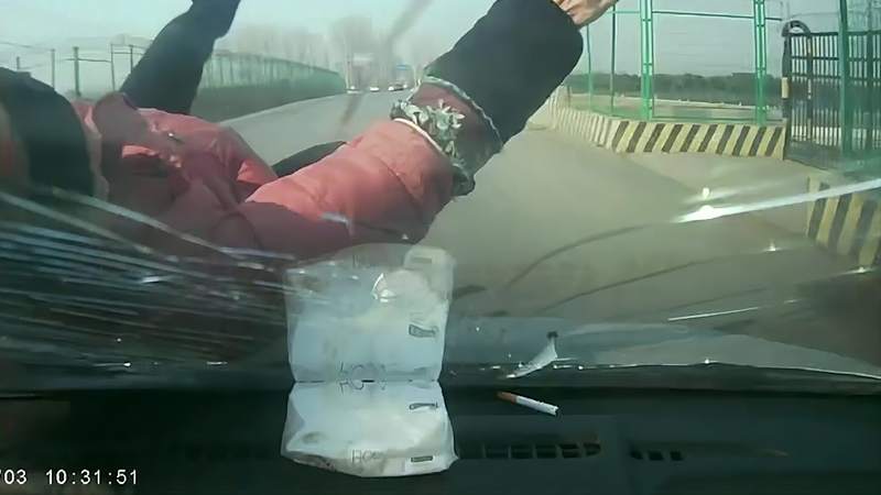 骑电动车不戴头盔,左转弯遇上超速小轿车,结果:脑震荡!