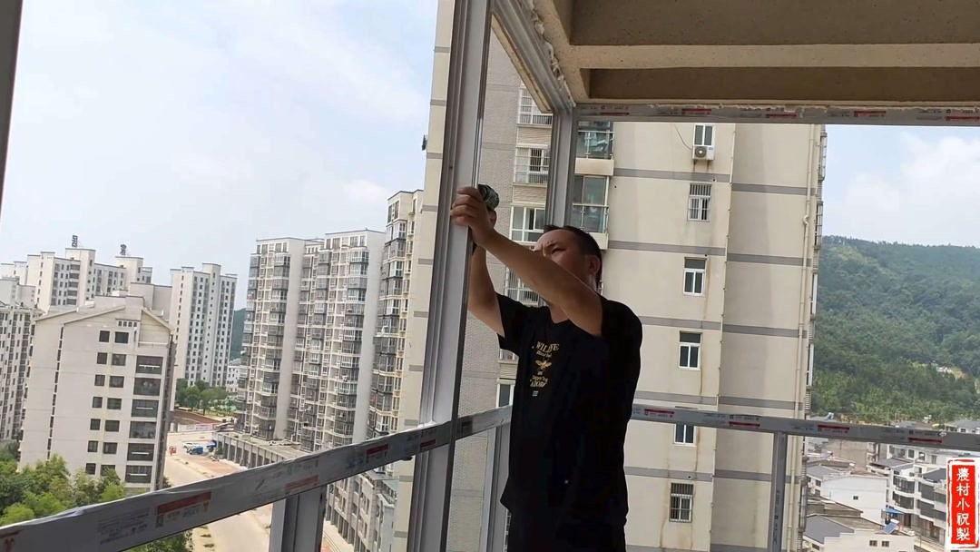 阳台上做不锈钢的玻璃框架,看着就牢固,不仅美观价格还实惠