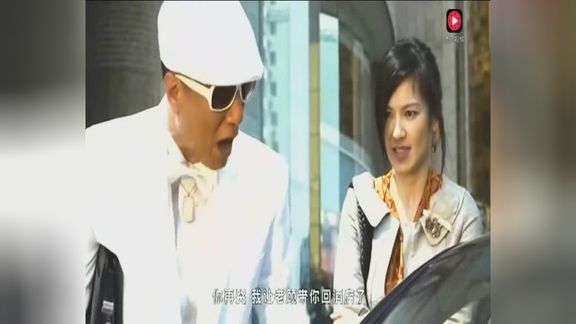 美女被孙红雷临时拉去做晚宴女伴,一条围巾搭配出晚礼服效果!