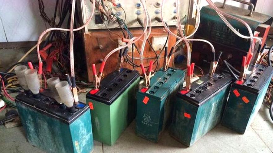 电动车跑不远别换电瓶了,接上根线头加块电瓶,续航就可增加一倍