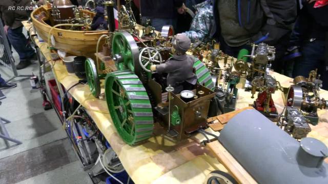 不多见的蒸汽火车模型,看到有人骑在上面,我就知道这个不简单