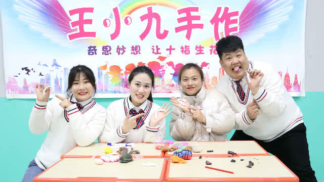 老师教同学用一张纸做蚕宝宝,女同学的蚕宝宝还会翻身