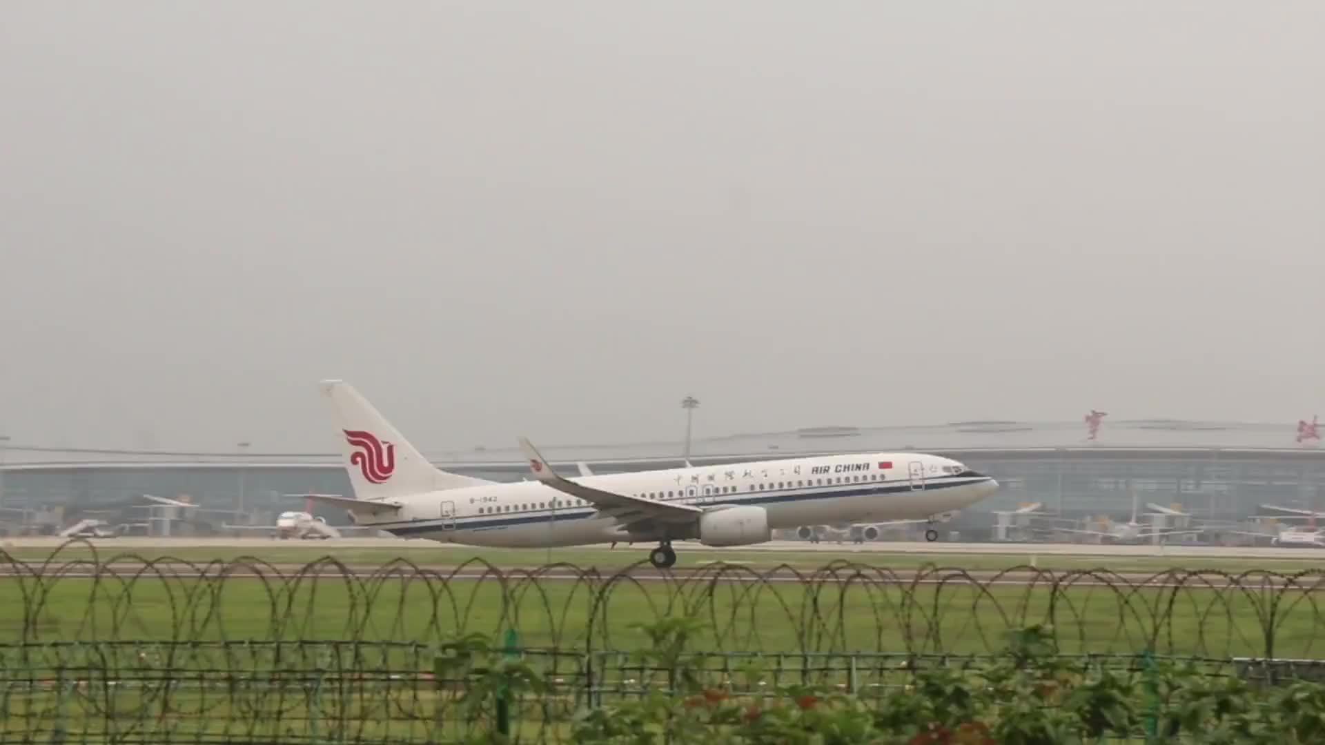 中国国际航空B737,在乌云的天空下缓缓离地起飞。