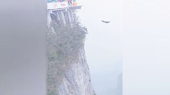 张家界天门山翼装飞人,就这么一跳就飞走了!