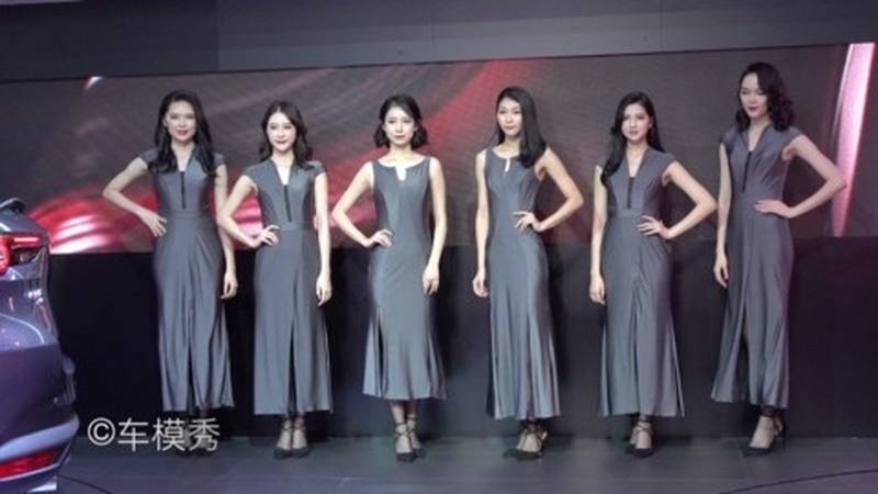 车模秀之马自达展台车模走秀.2018广州车展