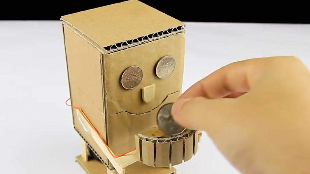 手工达人教你用纸板制作一个吞硬币的机器人,把硬币吞进肚子里