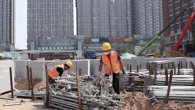 100个夏天|大一男生工地打工和母亲成工友:想自己挣钱买电脑