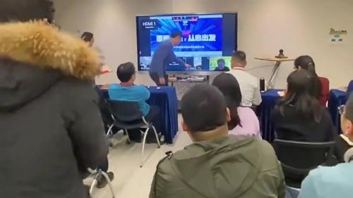 出差被隔离的大哥回家,公司为庆祝特意在今天年终总结会,给大哥颁...