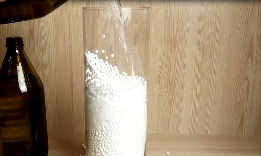 酒精的作用多大?外国小伙将酒精倒入泡沫球,画面很精彩