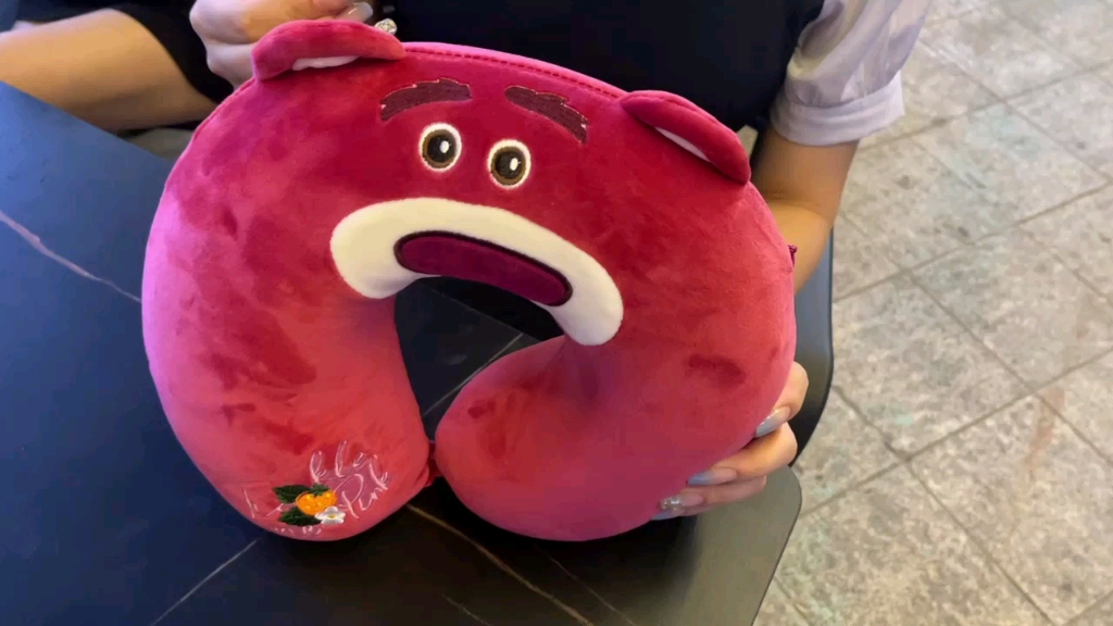 39 草莓熊U型护颈枕旅行必备,赶路的时候,即使是商务舱也离不开的小...
