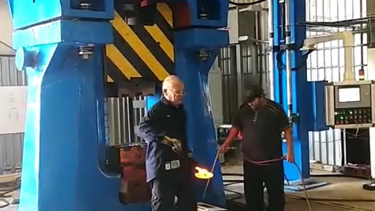 ...螺丝是用什么设备生产出来的数控模锻锤电动螺旋压力机程控锻造设备