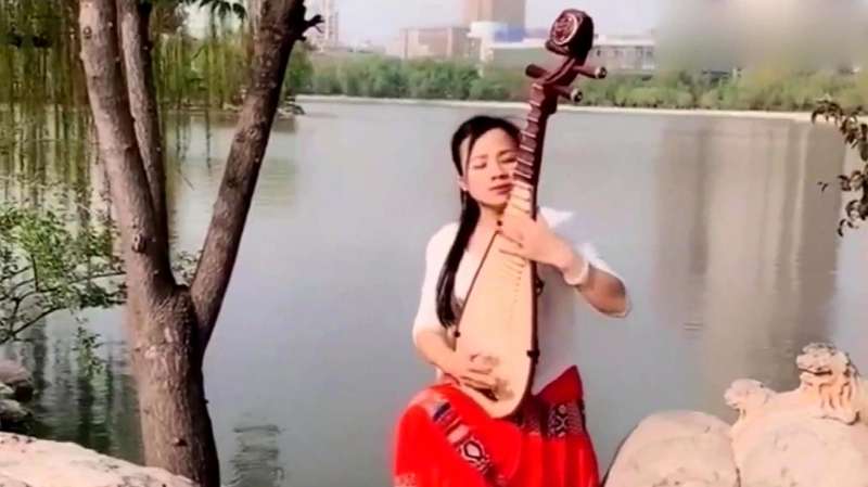 美女琵琶演奏一曲《西游记》配乐《天宫舞曲》,精彩动听!