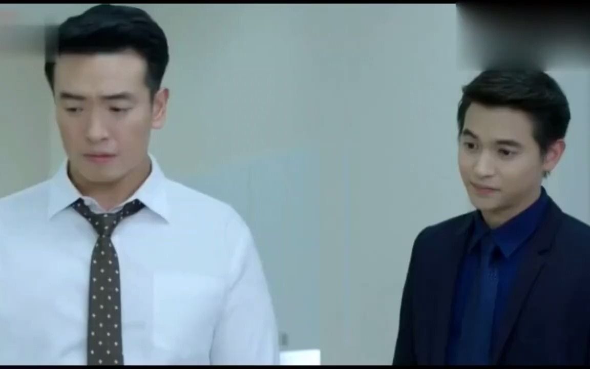 美女假装昏迷,没想到小伙挠她脚心,美女立马招架不住