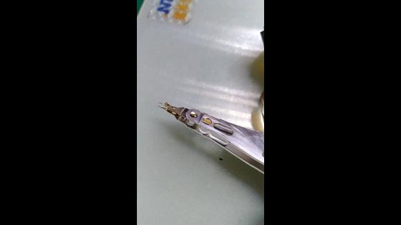 台式机硬盘上拆下来的已经变形的硬盘磁头