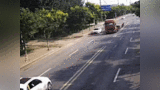 【河南】男子酒驾逆行猛烈撞上货车 车毁人亡还要负全责