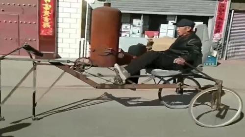 民间老大爷发明会走路的自行车,骑在大街上,赛过奔驰宝马!