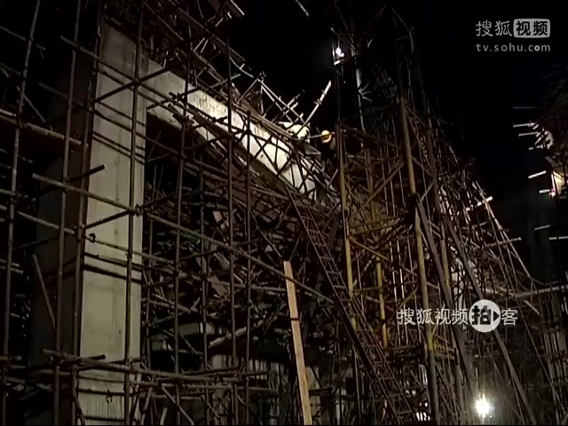 【拍客】实拍河北脚手架坍塌事故现场 1死7伤4人仍被埋