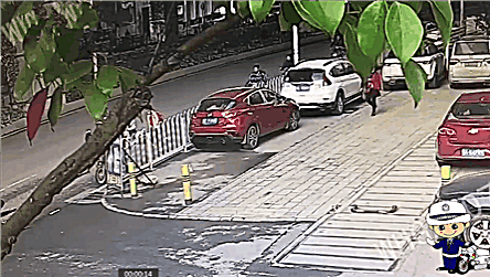 电动车逆行, 转弯路口与另一辆电动车相撞