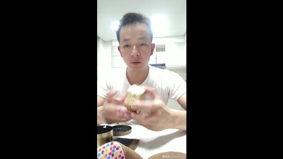 为长辈讲解艾灸罐使用方法2