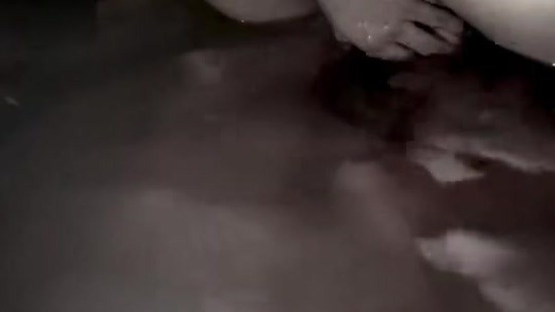 孕妈争取在家自行温柔水中分娩