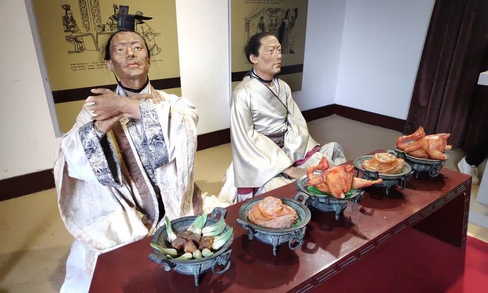 .鸿门宴,殿内的人像再现了当年...