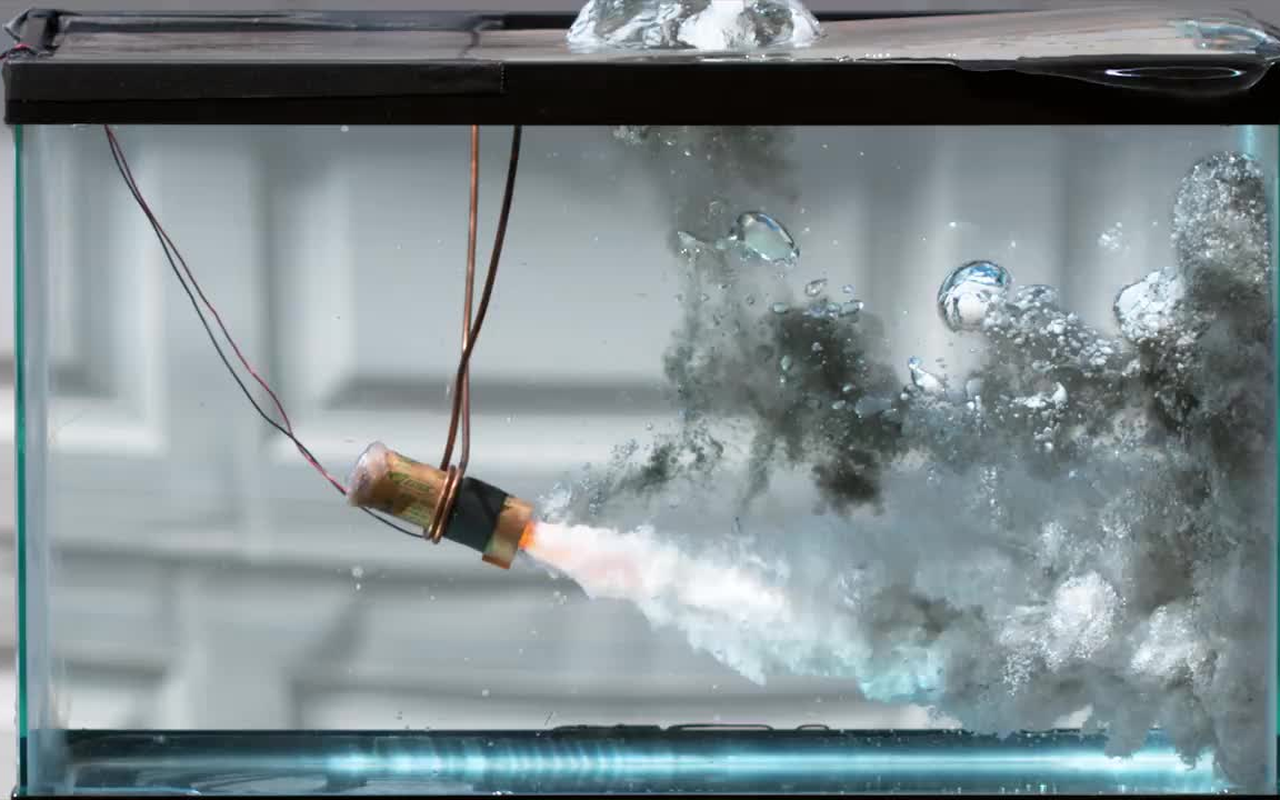 【慢动作】水下引爆模型火箭发动机!看看发生了什么
