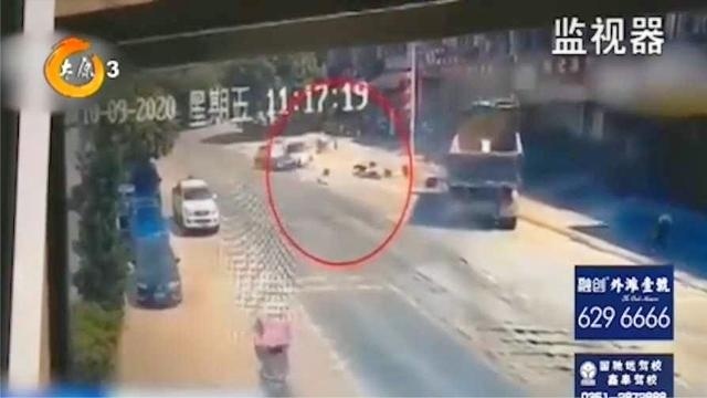 险!梅州:为捡纸飞机小学生横穿马路,返回时被大货车撞飞十几米