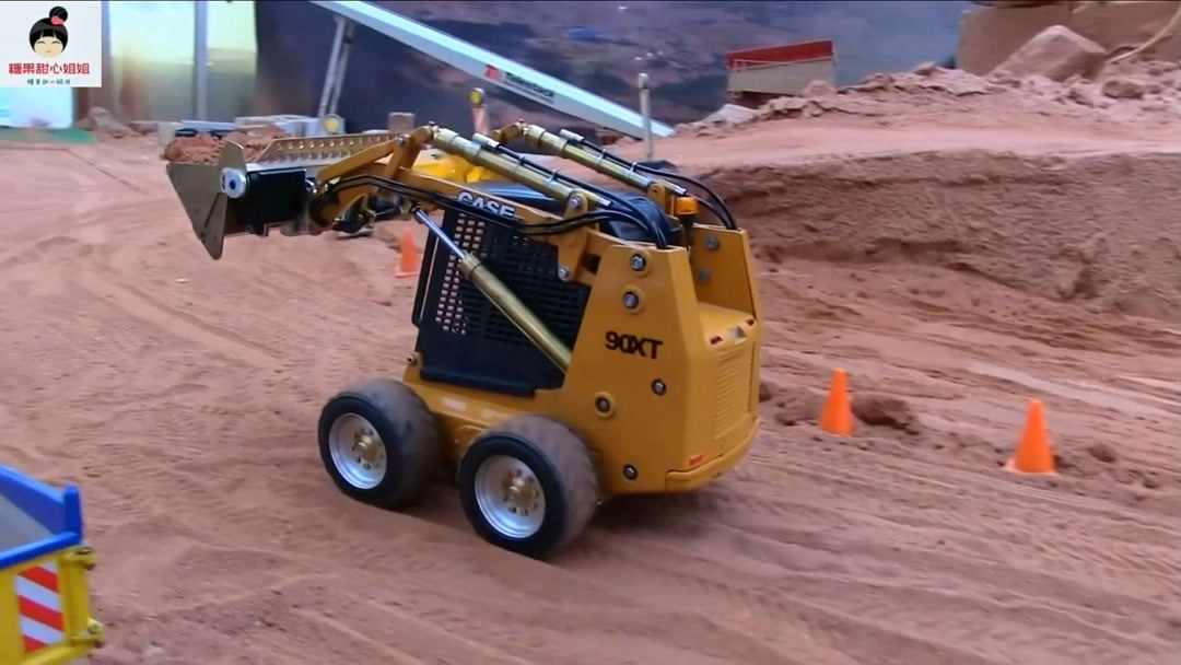 叉车机多用型挖掘机模拟表演