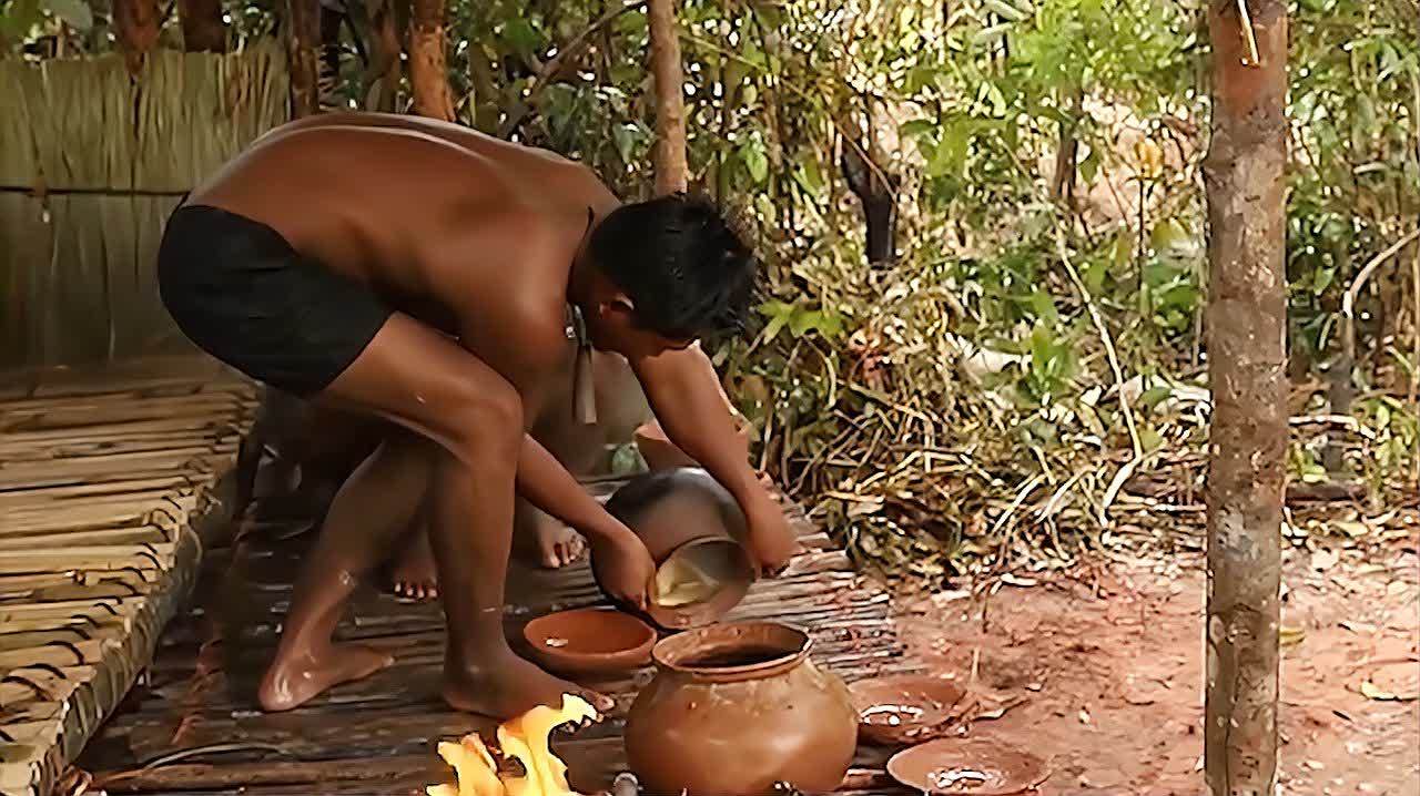 印度牛人小伙全程体验原始生活,衣食住行全部由自己亲手打造