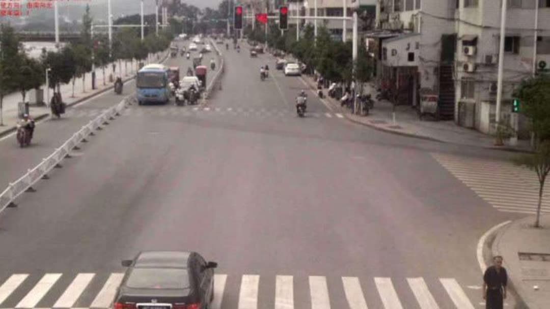 后轮刚过线就变红灯,是走还是停很多老司机都错了,直接扣6分