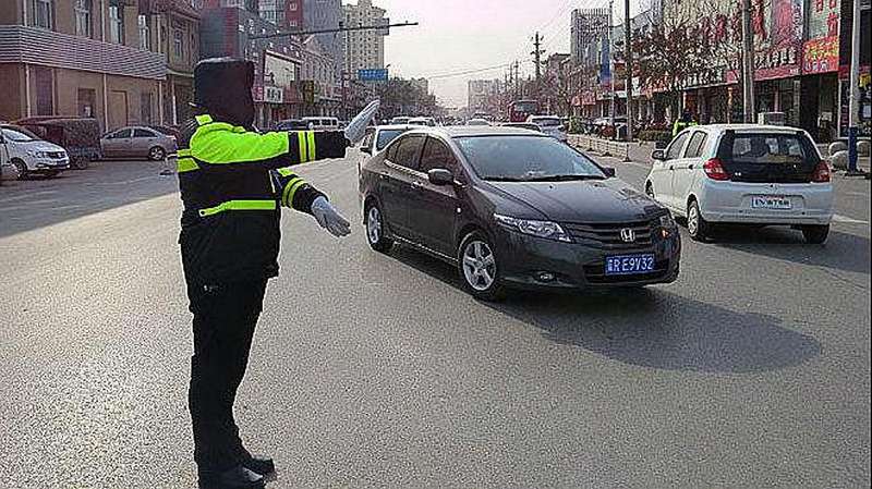 交警正在指挥交通,3秒后惨被轿车撞飞!网友:这是谋杀?
