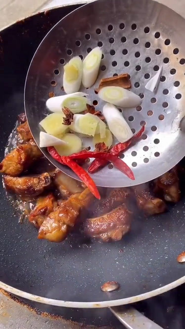 排骨炖土豆家常做法,老香了!#每日家常菜.