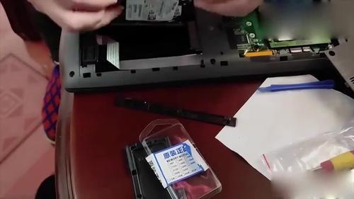 牛人发明,防疫中的广西小伙修电脑,加了固态,机械硬盘也得装回去