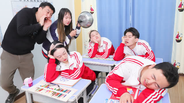 课堂:学生们上课睡觉,老师用尽各种办法都叫不醒