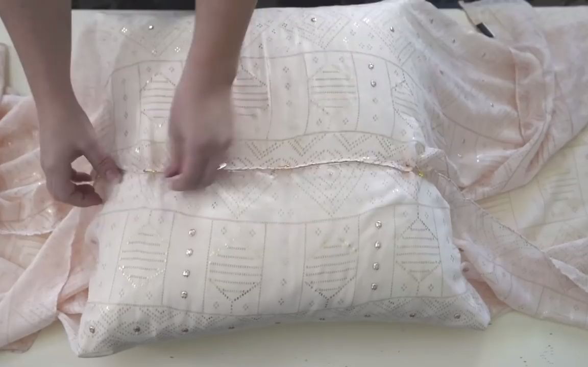 教你用废旧丝巾制作一个新的抱枕,省钱省力